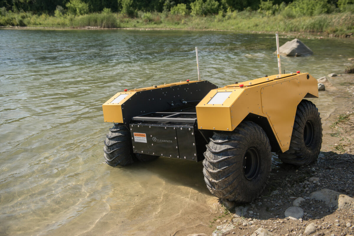 Robot plateforme mobile terrestre autonome Warthog Clearpath - Leobotics